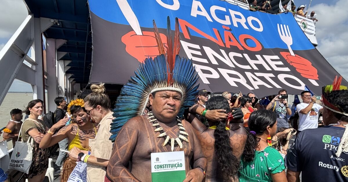 Cacique denuncia ameaças a territórios indígenas na barqueata da COP30